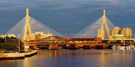 Leonard P Zakim Bunker Hill Memorial Bridge Pont à Haubans à Boston