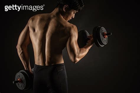 근육강화운동 근육질 근육질 사람체격 보디빌딩 근육강화운동 사람근육 헬스클럽 아령 이미지 Jv11533914 게티이미지뱅크