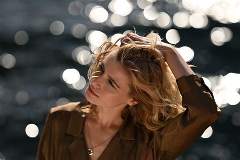 the nikon z 135mm f1 8 s plena is a bright portrait prime