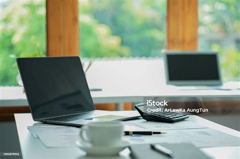 비즈니스 아이디어 문서 재무 그래프 및 책상에 계산기가있는 랩톱 컴퓨터 고객 관리자에 대한 스톡 사진 및 기타 이미지 고객 관리자 0명 가죽 Istock