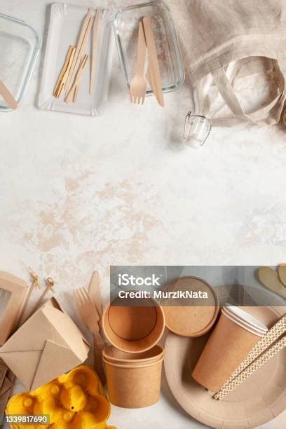 에코 크래프트 종이 식기 흰색 배경에 종이 컵 요리 가방 패스트 푸드 용기와 나무 칼붙이 재활용 또는 폐기물 제로 개념 맨 위