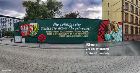 교황 요한 바오로 2세와 폴란드의 문장과 브로츠와프 축구팀이 있는 긴 벽화 거리 예술 그림 0명에 대한 스톡 사진 및 기타 이미지 0명 거리 거리 예술 Istock