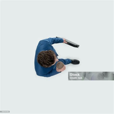 직접 위의 보기조감도3039세의 전체 길이는 웃고행복쾌활한웃고 커피 컵서류 가방가방을 들고 있는 사람 가방에 대한 스톡 사진 및 기타 이미지 Istock