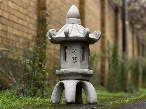 Large Japanese Lantern Pagoda Decoration Concrete Pagoda Figurine Stone