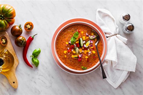 붉은 야채와 양파와 올리브 오일의 원시 신선한 상쾌한 수프 건강 한 음식과 여름 메뉴 가스파초에 대한 스톡 사진 및 기타 이미지 가스파초 건강한 식생활 고급 요리