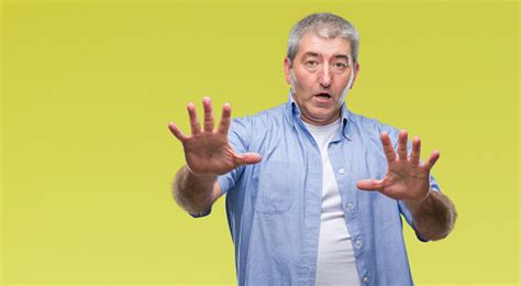 잘생긴 수석 남자 두려워 하 고 손으로 공포 식 정지 동작으로 겁에 질 려 고립 된 배경 위에 충격에서 소리 공황 개념입니다 개념에 대한 스톡 사진 및 기타 이미지 Istock