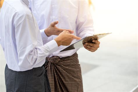 문서 및 도시에 있는 회의에서 아이디어를 논의 하는 두 사업 파트너 개념에 대한 스톡 사진 및 기타 이미지 개념 개념과 주제 그래프 Istock