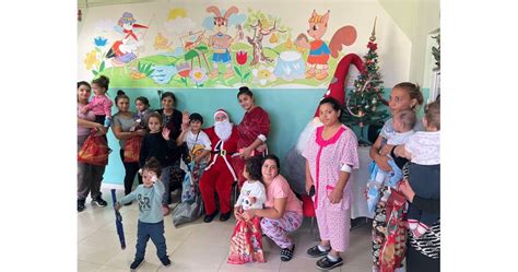 Дядо Коледа зарадва болни деца във Второ детско отделение в Пазарджик