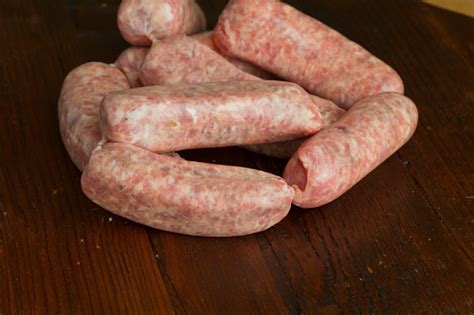 돼지 고기 소시지 돼지고기 정육점 상점에서 나무 정육점 블록에서 찍은 생 고기 고기의 고전적인 미국 정육점 컷 스테이크 쇠고기