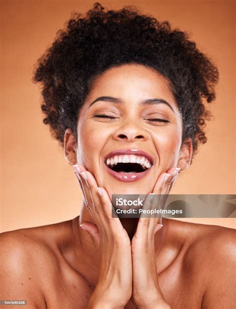 흥분 스킨 케어 및 뷰티 흑인 여성은 메이크업 화장품 및 얼굴 건강 광채 광택 및 건강한 피부 촉진을 위해 스튜디오에서