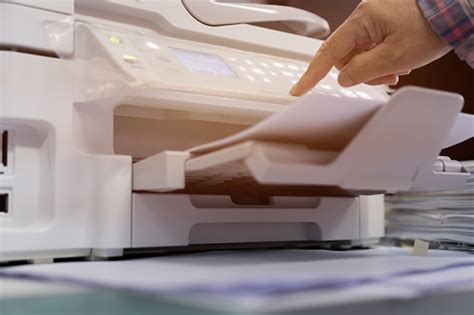 비즈니스 사무실 개념 손 사람 고용 레이저 인쇄 카트리지에 있는 프로세스 서류에 대 한 프린터 패널의 버튼을 눌러 누워 또는 바쁜 사무실에서 레이저 복사기에서 종이를가지고