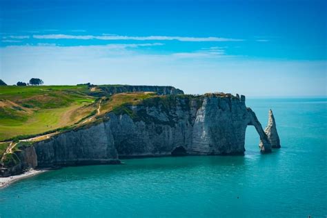 Espectaculares Acantilados Naturales Aval De Etretat Y Hermosa Costa