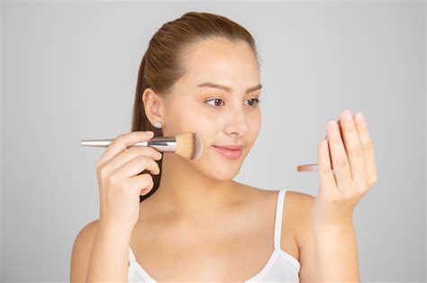 깨끗한 신선한 피부를 가진 아름다운 젊은 아시아 여성 얼굴 관리 얼굴 치료 화장품 미용 및 건강한 피부와 화장품 아이디어 개념