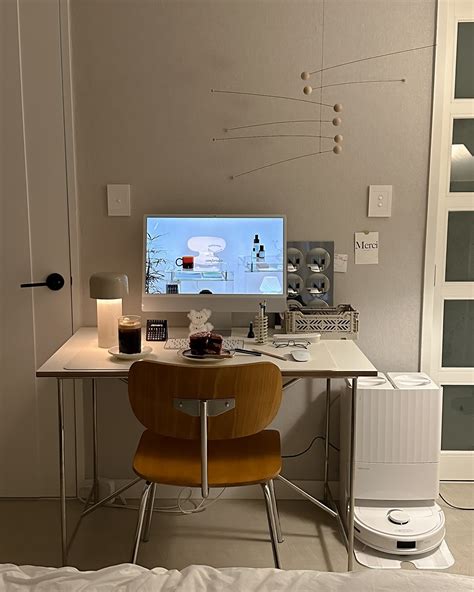 황혜연 L 데일리리본 인테리어 살림 밤이 되면 더 특별해지는 내 작업 공간 포근한 조명 아래 스타벅스에서 사온 해리포터 케이크를 놓고 좋아하는 음악을 틀어