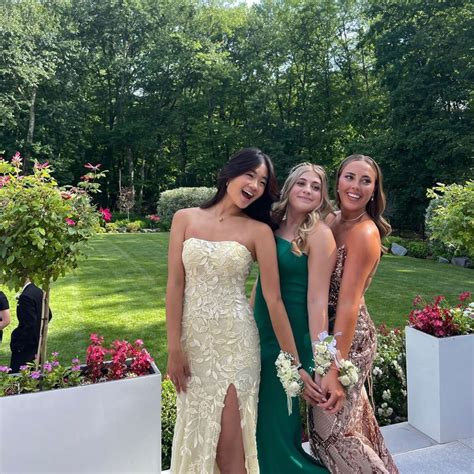 Pin By Yanagi On Erica Ha Prom Photoshoot Prom Picture Poses Prom Poses