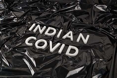 구겨진 검은 색 비닐 봉지 배경에 은색 금속 글자가 놓인 인도 어비드가 비뚤어진 대각선 관점으로 표현되었습니다 0명에 대한 스톡 사진 및 기타 이미지 Istock