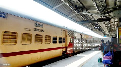 루디아나 펀잡 인도 2020년 6월 14일 루디아나 기차역의 플랫폼에 승객 객차에 대한 스톡 사진 및 기타 이미지 객차