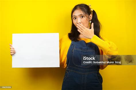 예쁜 귀여운 젊은 여자 깜짝 충격 와우 빈 빈 배너를 들고 손 플래카드 화이트 보드 빈 간판 흰색 광고 보드 복사 공간에서