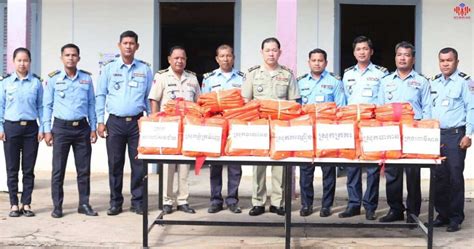 ឧត្តមសេនីយ៍ត្រី នូវ តាល់ នាំយកអំណោយរបស់ ឯកឧត្ដមអភិសន្តិបណ្ឌិត ស សុខា ប្រគល់ជូនកងកម្លាំង