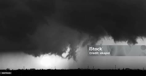 폭풍 구름과 흑인과 백인 도시 스카이 라인 보기의 극적인 파노라마 뷰 구름 풍경에 대한 스톡 사진 및 기타 이미지 구름 풍경 구름이 짙게 낀 하늘 기상 이변 Istock
