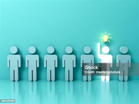 밖으로 서 군중 및 다른 개념에서 반사와 빛 녹색 파스텔 컬러 배경에 다른 사람들 아이디어 전구를 가진 그의 손을 한 빛나는 빛 사람 3 차원 렌더링 개념에 대한 스톡 사진