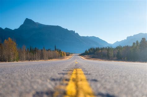 텅 빈 길과 산들 자동차로 여행할 수 있는 곳 산속의 자연 산 풍경 아스팔트 및 분할 스트립 엽서 배경 및 벽지에 대한 사진입니다 0명에 대한 스톡 사진 및 기타 이미지