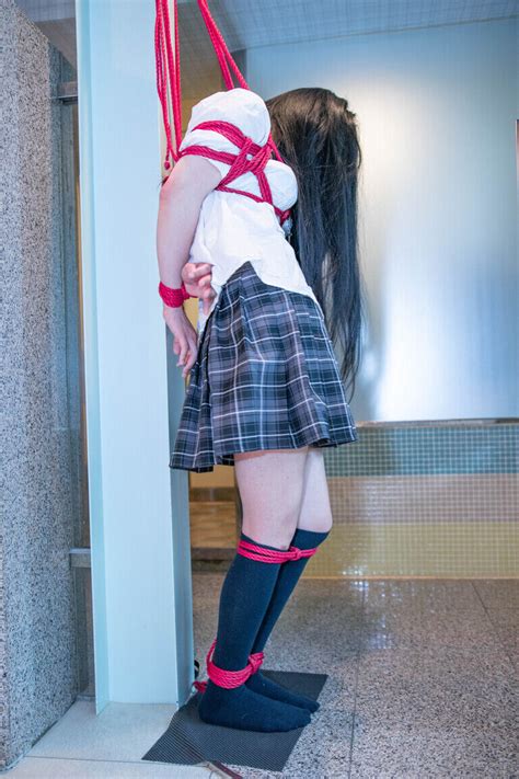 制服 制服姿の女の子が柱に縛りつけられてムチ責めされる N子 無料動画深水の庭女の子の拘束動画を配信 深水 の商品ファンティア Fantia