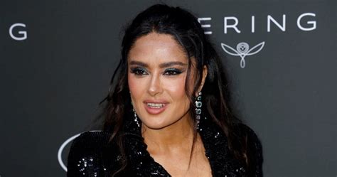 Откако ја обвинија дека ги фотошопира фотографиите Салма Хаек се појави без шминка ФОТО