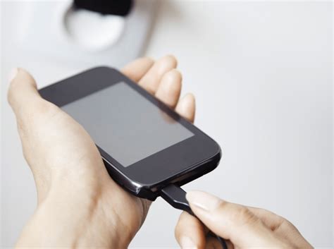 Це дуже погана звичка чому заряджати телефон усю ніч небезпечно Читайте на Ukr Net