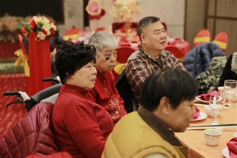 가족 공생 가족 모임 가족 본딩 가족 초상화 고위 남자 그룹 모임 노인 노인 모임 노인 여성 노인 커뮤니티 라이프스타일 문화 전통 문화 축하 문화적