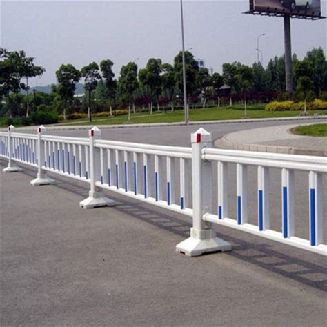 市政锌钢道路护栏 城市马路交通车辆分流隔离栏杆 公路车道栅栏