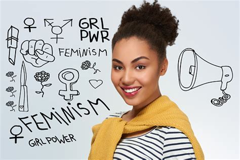 아름 다운 젊은 여 자가 흰색 배경에 고립 된 카메라에 웃 고 갈색 머리에 대한 스톡 사진 및 기타 이미지 갈색 머리 곱슬 머리 긍정적인 감정 표현 Istock