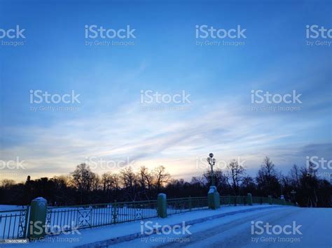 이른 아침에 눈 빈 다리입니다 아름 다운 일출입니다 서리가 내린 날씨입니다 바닐라 스카이 컬러 도시 공원입니다 겨울도 놀라운 구름 겨울에 대한 스톡 사진 및 기타 이미지