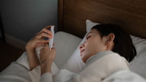 寝つきが悪いのはカチカチに固まった腰と股関節のせい？じんわりほぐしてスッと眠れるためのストレッチ ヨガジャーナルオンライン