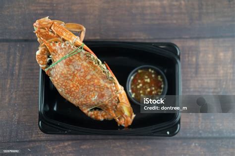 찐 게와 태국 해산물 소스찐 플라스틱 상자에 담긴 포장을 배달합니다 태국 스타일의 해산물 갈고리 발톱에 대한 스톡 사진 및 기타 이미지 Istock