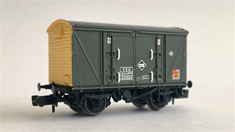 Vea Van Br Railfreight Distribution Grey And Yellow Revolution Trains