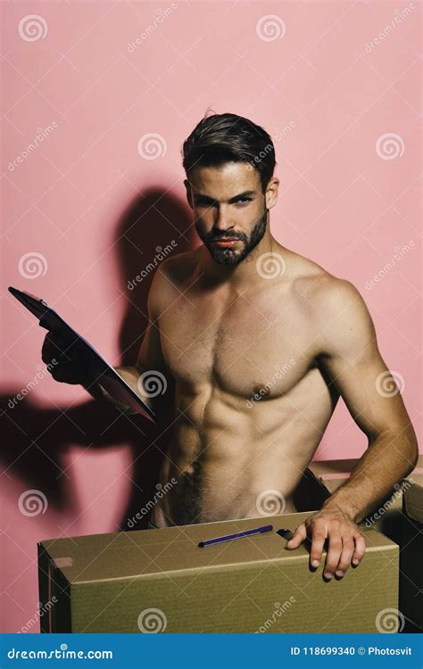 Kerl Mit Dem Sexy Torso Steht Hinter Kästen Nackt Stockfoto Bild von bewegung männlich