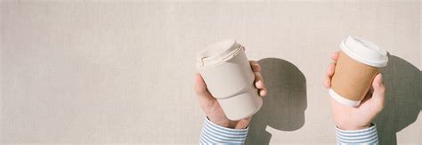 클로즈업 배너 사업가의 손의 최고 전망은 일회용 브라운 커피 컵과 재사용 가능한 컵을 들고 있습니다 재사용 가능에 대한 스톡 사진 및 기타 이미지 Istock