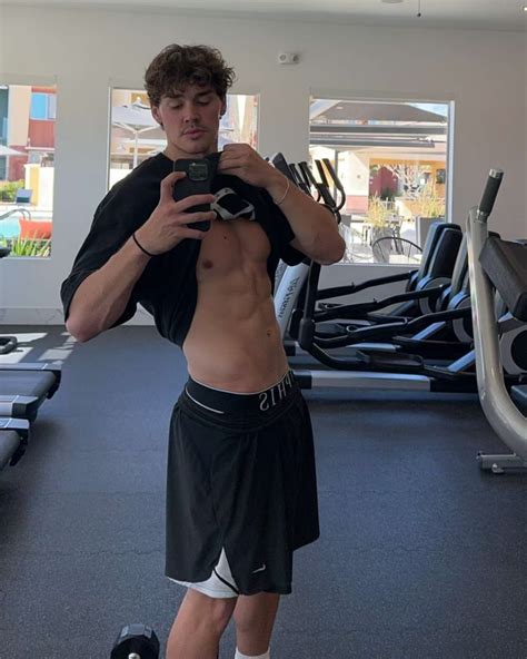 Alexissuperfans Shirtless Male Celebs Noah Beck Shirtless Iphis Pic