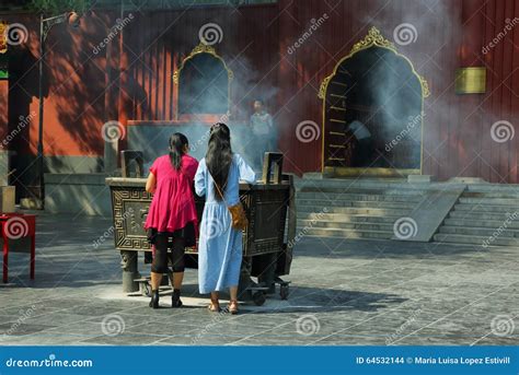 Girls Praying In The Lama Temple Yonghe Lamasery Editorial Stock Image Image Of Pavilion