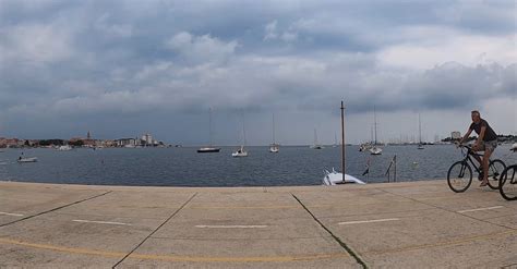 집 밖의 건강한 생활 고요한 고정 샷 구름 남자 라이더 라이딩 마리나 모험 물 바다 바다 경치 바다 만 바다 항구 바다의 바이커 바퀴 범선