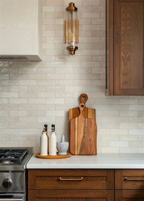 나무 캐비닛과 흰색 타일이 있는 현대적인 주방입니다 사진 Unsplash의 무료 음식 이미지