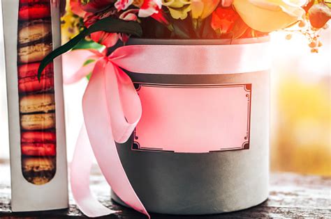 당신의 텍스트를 위한 장소를 가진 선물 상자에 꽃을 가진 마카롱 나무 상자에 대한 스톡 사진 및 기타 이미지 나무 상자 다양 다중 색상 Istock