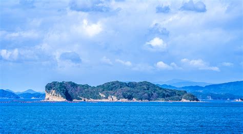 맑은 날에는 푸른 바다를 넘는 많은 작은 섬 유명한 구주 쿠 시 마 일본 규슈 나가사키 시의 사세보 사이 카이 국립 공원에 있는