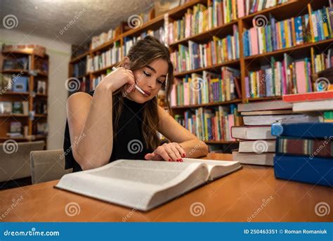 Estudante Garota Lendo Livro Na Biblioteca Universitária Imagem de Stock Imagem de elevado