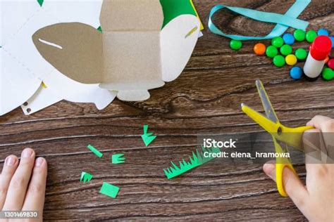 명령 5 단계 부활절 토끼와 부활절 병아리와 과자를 포장하기위한 종이 상자를 만들기 Handmade 어린이의 창의력 수공예품 어린이를 위한 공예품 프로젝트 개념에 대한 스톡