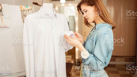 아름 다운 매력적인 여자 빨간 머리 웃고 행복의 초상화 전문 재봉사 여성의 힘 사업가 여성의 힘 블라우스의 품질 확인 공예에 대한 스톡 사진 및 기타 이미지 Istock