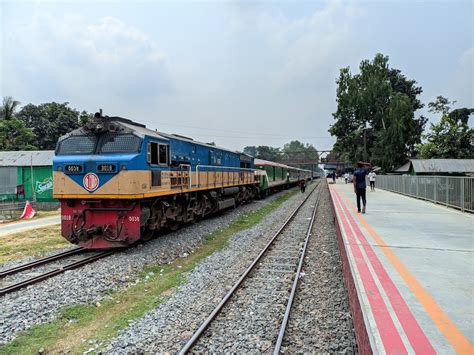 교통 교통 인프라 교통 허브 교통망 국가 기차 기관차 기차 선로 기차역 나무 노란색 기관차 농촌 지역 대중 교통 대중교통 레일 마을 역 마차