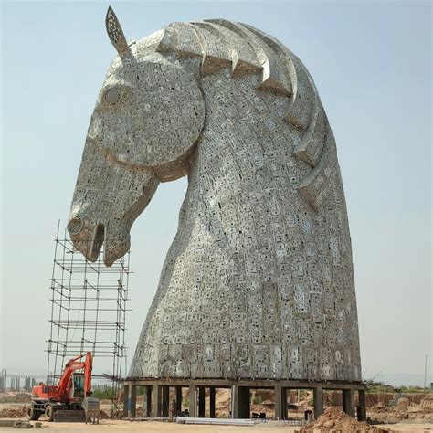 낮에 회색 콘크리트 동상 근처에 서 있는 사람들 사진 Unsplash의 무료 건축 이미지