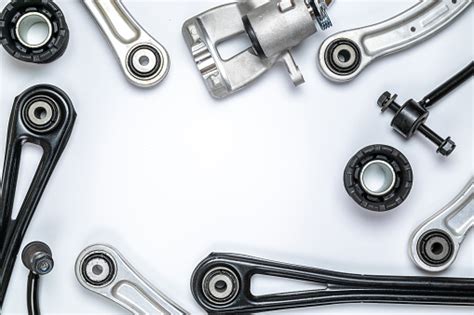 자동차 서비스 도구 새로운 금속 자동차 부품세트 흰색 배경에 격리 된 자동차 모터 정비사 예비 또는 자동차 조각 텍스트 공간이 있는 기계 식 기어의 기술 차에 대한 스톡